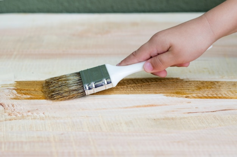 Como pintar madera, técnicas y consejos esenciales